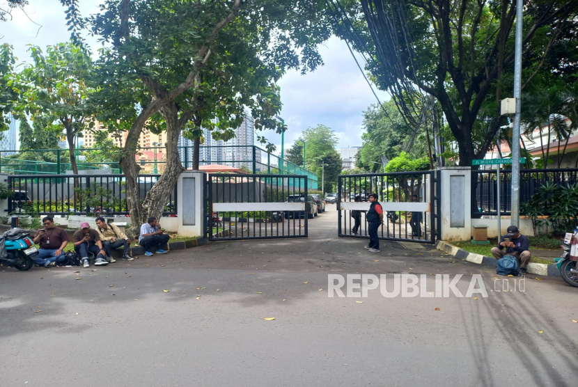 Begini Penampakan Kediaman Mendikti Satryo yang Dikabarkan Dicopot Begini Penampakan Kediaman Mendikti Satryo yang Dikabarkan Dicopot