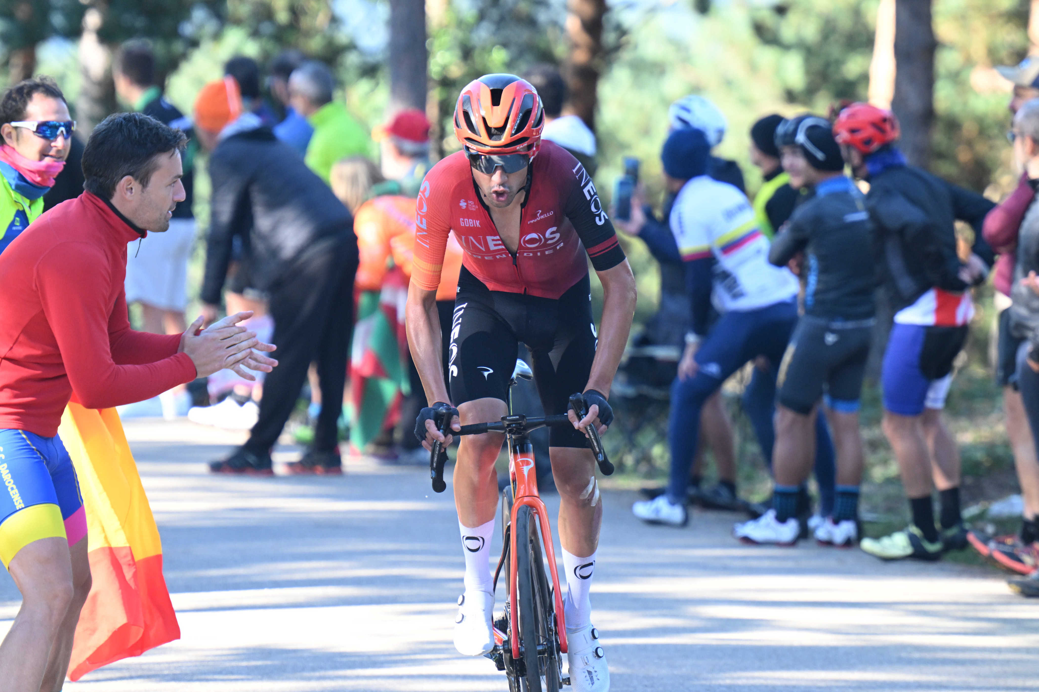 Ineos Grenadiers, caduta in alleamento e frattura all’anca per Oscar ...