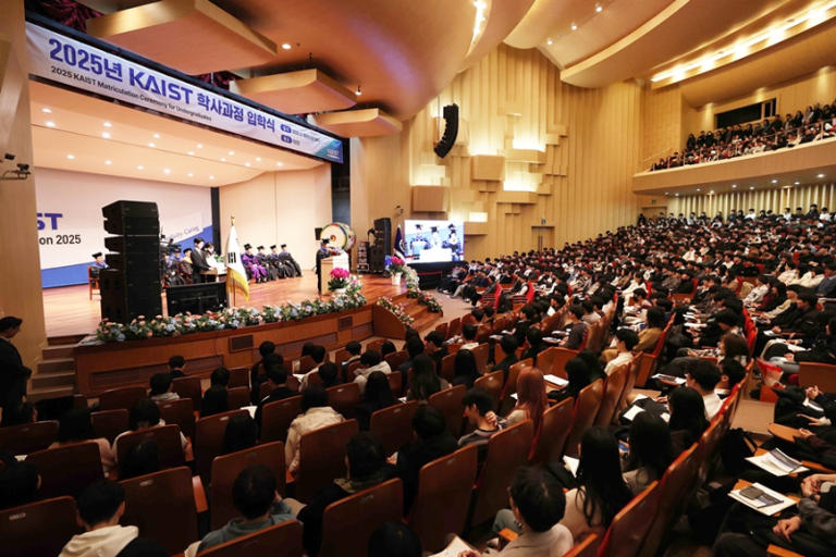 "이공계 인재 799명 꿈 펴다"… KAIST '2025년 학사과정 입학식' 개최
