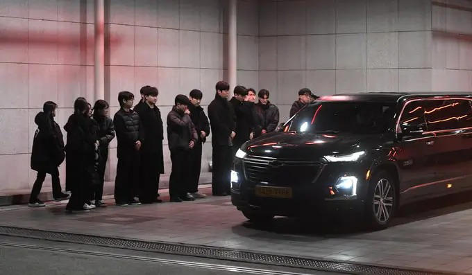 Đồng nghiệp bật khóc, mẹ Kim Sae Ron đi không vững tiễn biệt con gái