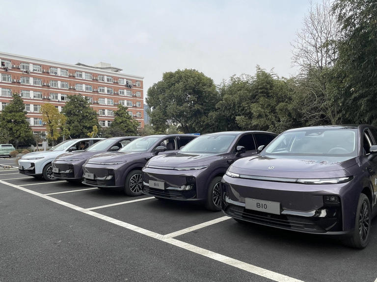 零跑B10实车图抢先看！超越元PLUS，激光雷达加持，续航达510km