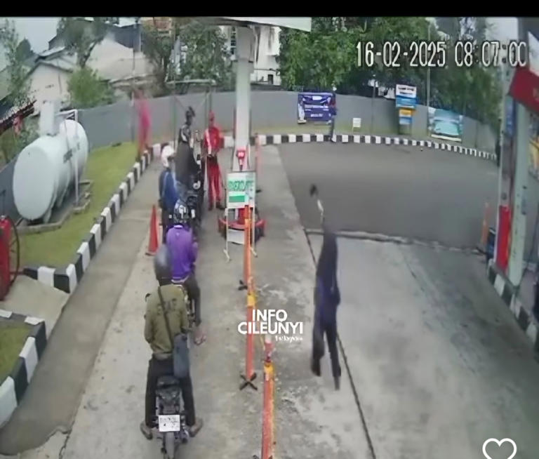 Diduga ODGJ, Mak-mak Bawa Celurit Kejar Petugas SPBU di Cinunuk Diduga ODGJ, Mak-mak Bawa Celurit Kejar Petugas SPBU di Cinunuk