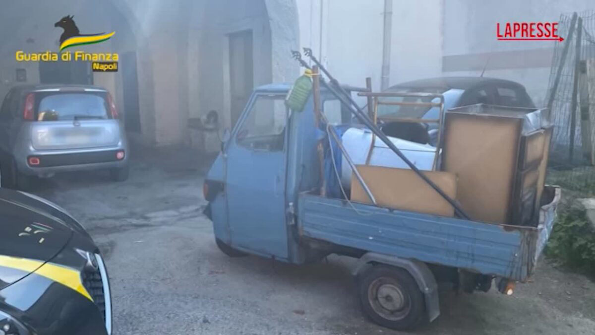 Napoli, discarica abusiva nel giardino di casa: sequestrate 15 ... Napoli, discarica abusiva nel giardino di casa: sequestrate 15 ...