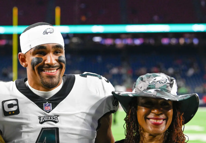 "Don't touch him! Get away from him!" says QB Jalen Hurts' mother to DE ...