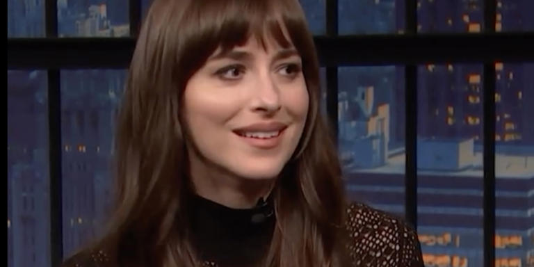 Dakota Johnson luce impresionante con un vestido con abertura Dakota Johnson luce impresionante con un vestido con abertura