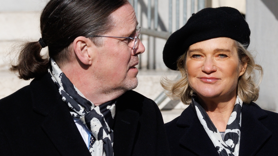 Prinses Delphine en man in ANWB-chic bij Belgische herdenkingsdienst