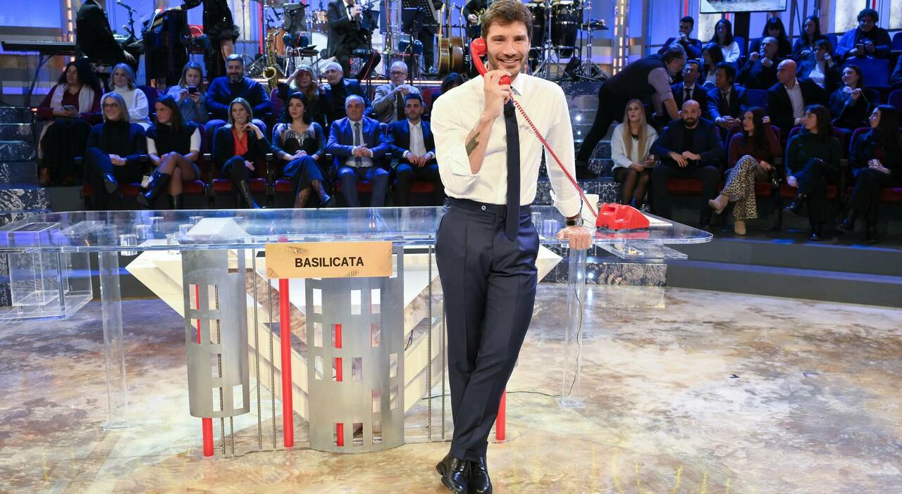 Affari tuoi, Stefano De Martino: «Ma che sei un cretino?». Pacchista ...