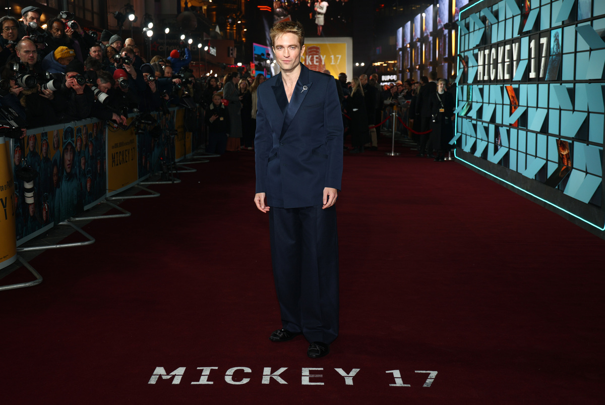 Robert Pattinson incredulo per lo stuolo di fan… tutti maschi