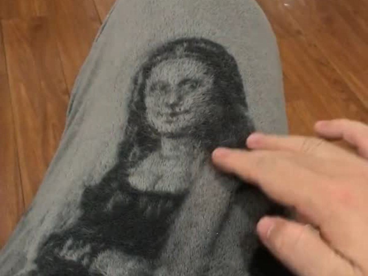 Arte inusitada: jovem viraliza ao desenhar obras em sua própria calça