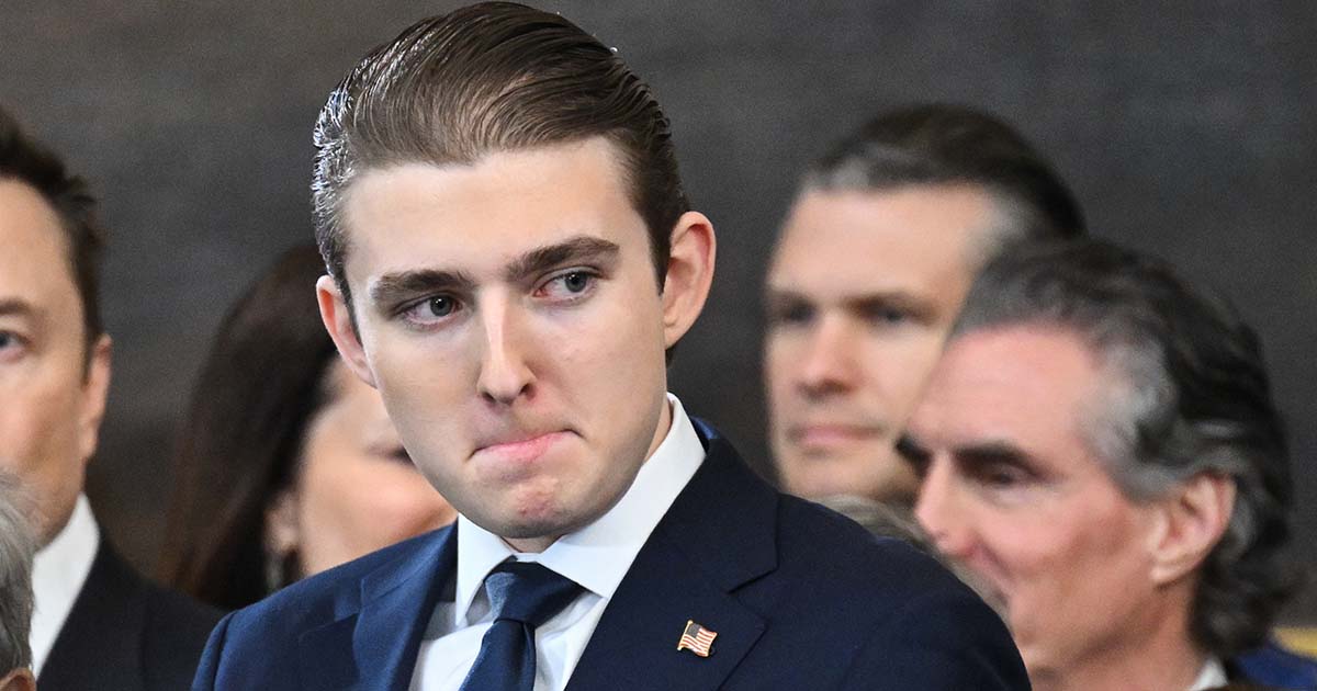 Derfor har Barron Trump altid en sort rygsæk med i skole