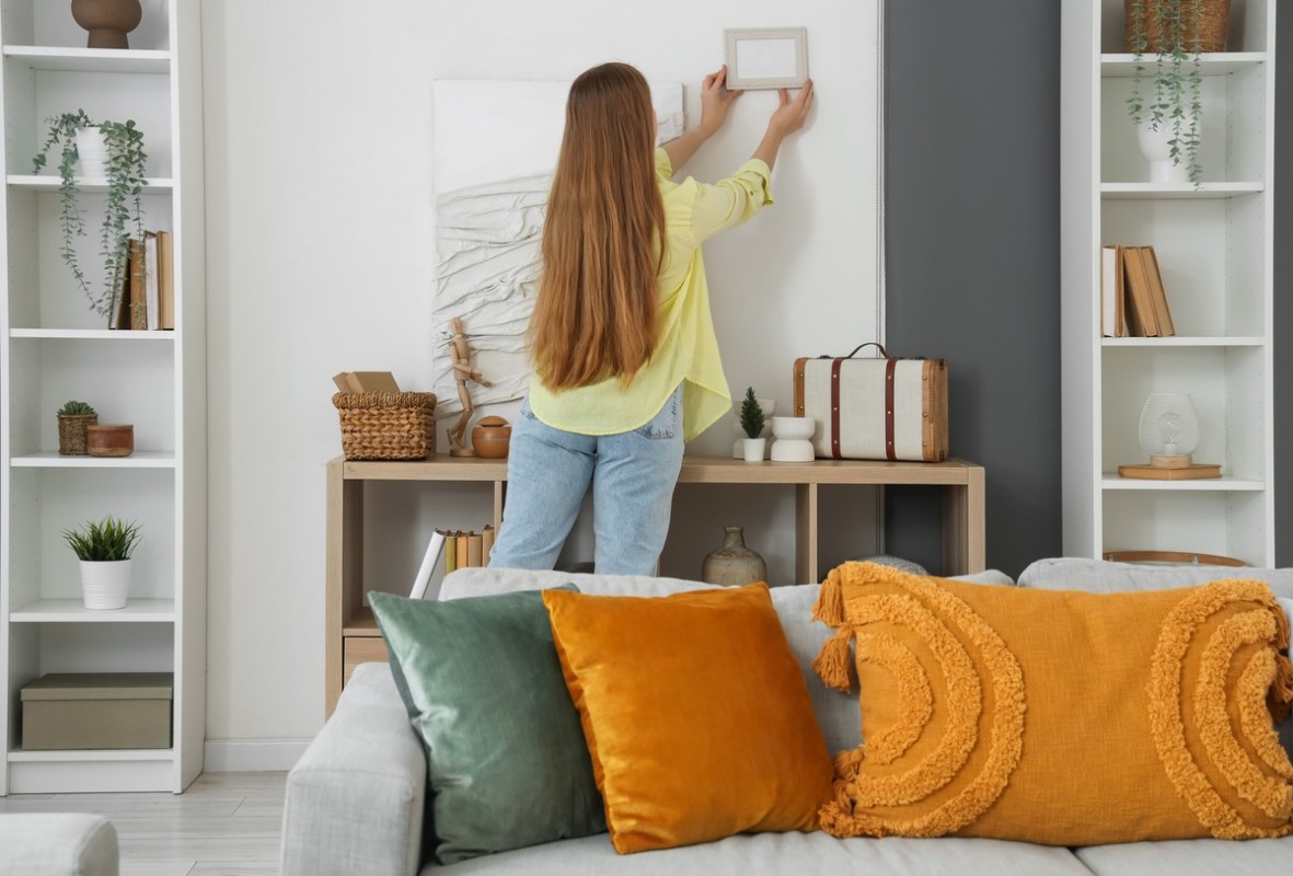 DIYer's Napkin Hack for Upgrading Old Picture Frames is Actually Brilliant