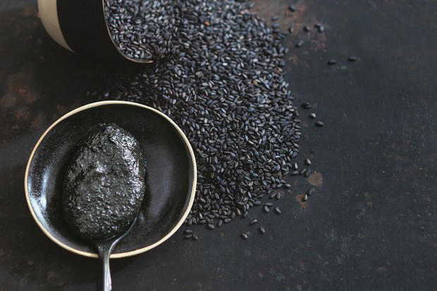 Connaissez-vous le sésame noir, addictif et moins gras que le blanc