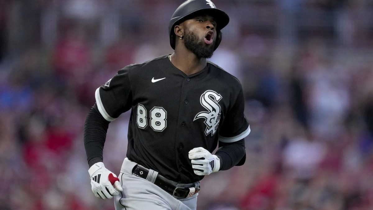 MLB: Luis Robert Pleads with White Sox Not to Trade Him