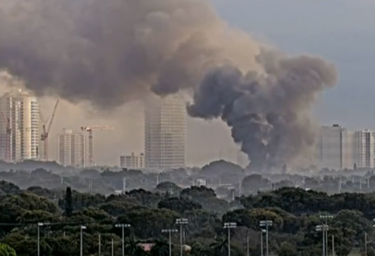 Massive fire near Flamingo Park in West Palm Beach. 75 firefighters on ...