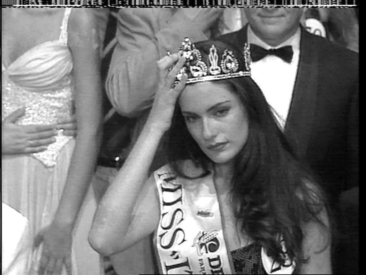 Anna Valle torna in onda con Una nuova vita, chi è l'attrice: la casa ...