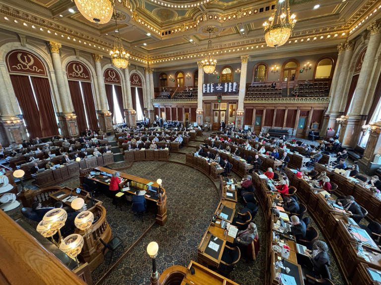 Bill to let Iowans have guns with them in their cars in school parking ...