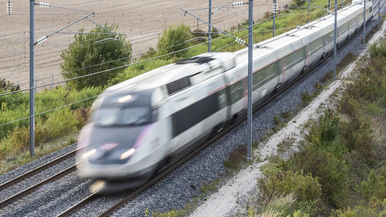 Trudeau announces a high-speed rail line between Toronto and Quebec ...