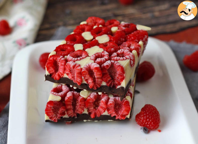Franui-style chocolate bar with raspberries, white and dark chocolate!