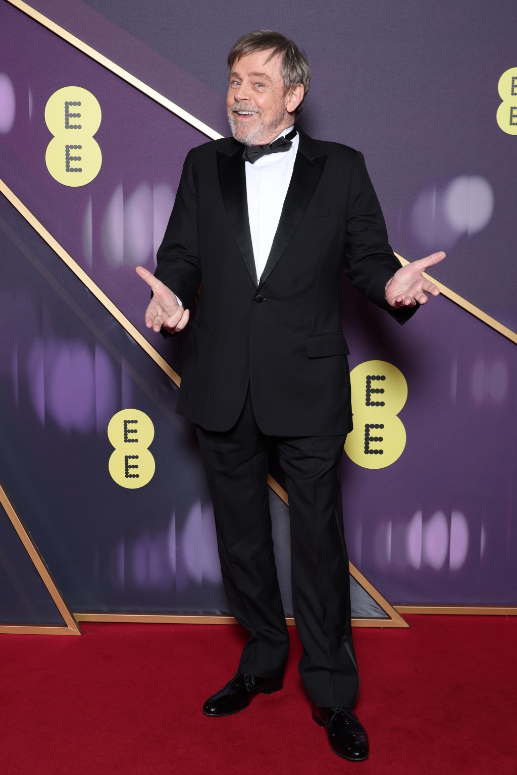 Mark Hamill’s pants fall down in apparent wardrobe malfunction on ...