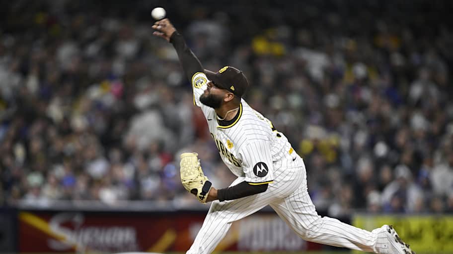 Padres Longtime Reliever Signs With Japanese Team