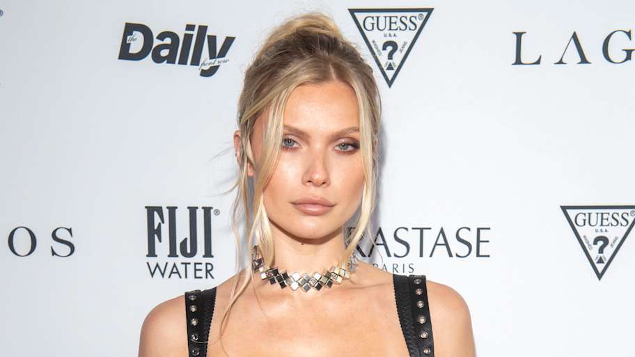 Josie Canseco's navy blue sports bra and leggings gym attire show off ...