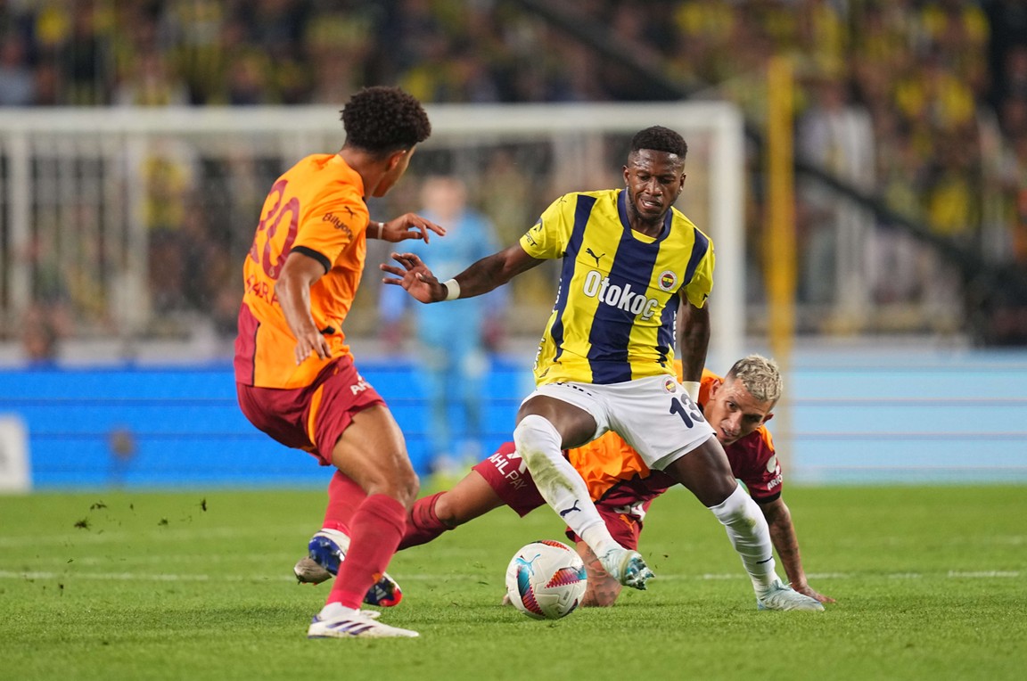 Buitenlandse scheidsrechter tijdens Turkse derby tussen Galatasaray en ...