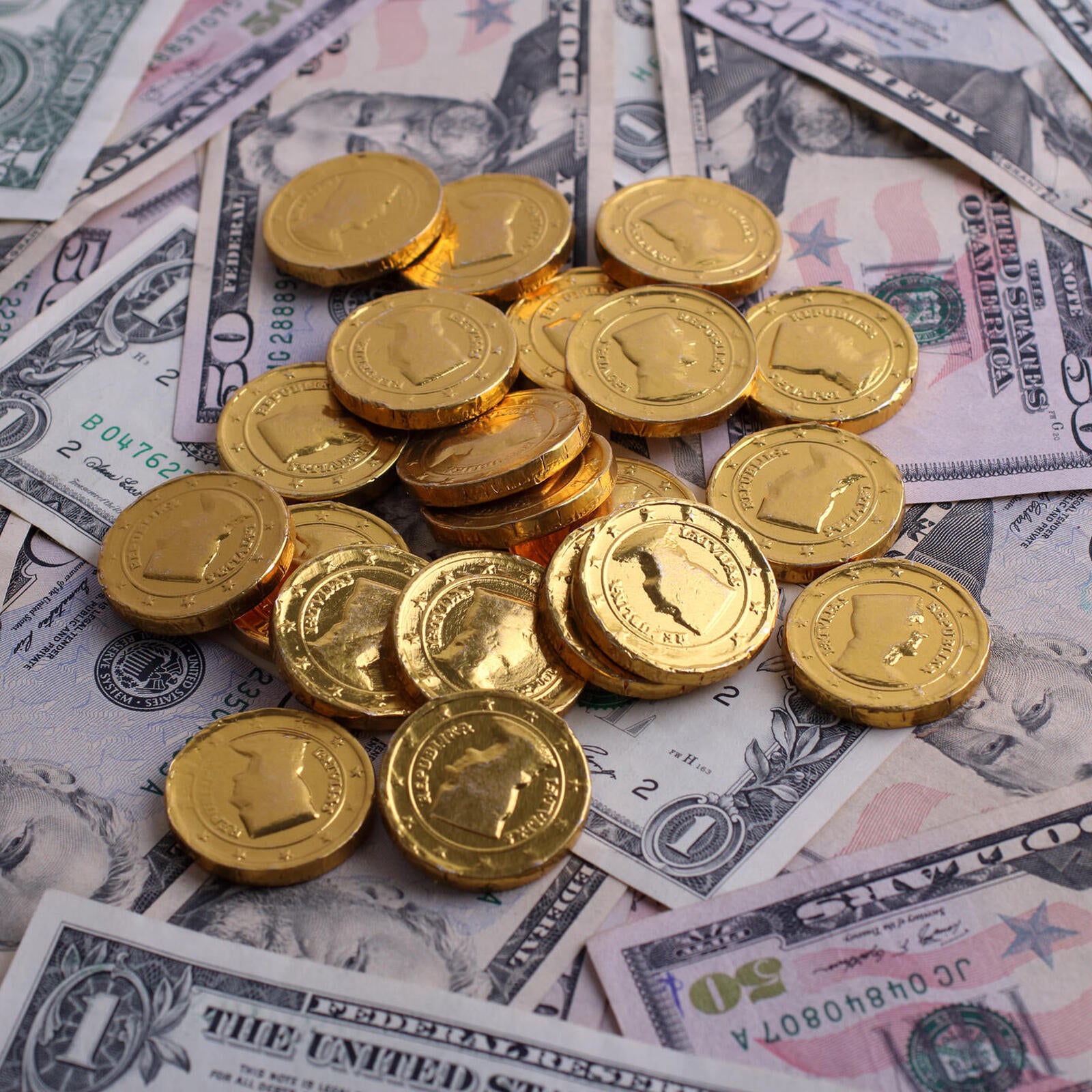 The relationship between gold prices and the dollar: Everything to know