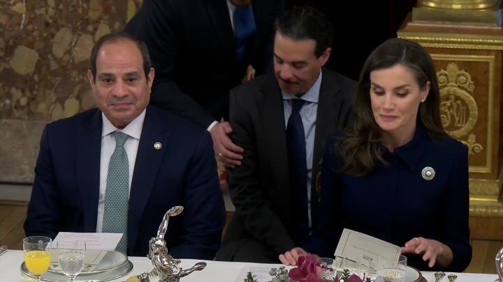 Toque especial en el look de la reina Letizia en el almuerzo con el ...