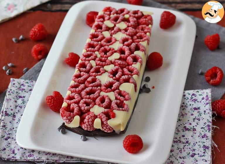 Franui-style chocolate bar with raspberries, white and dark chocolate!