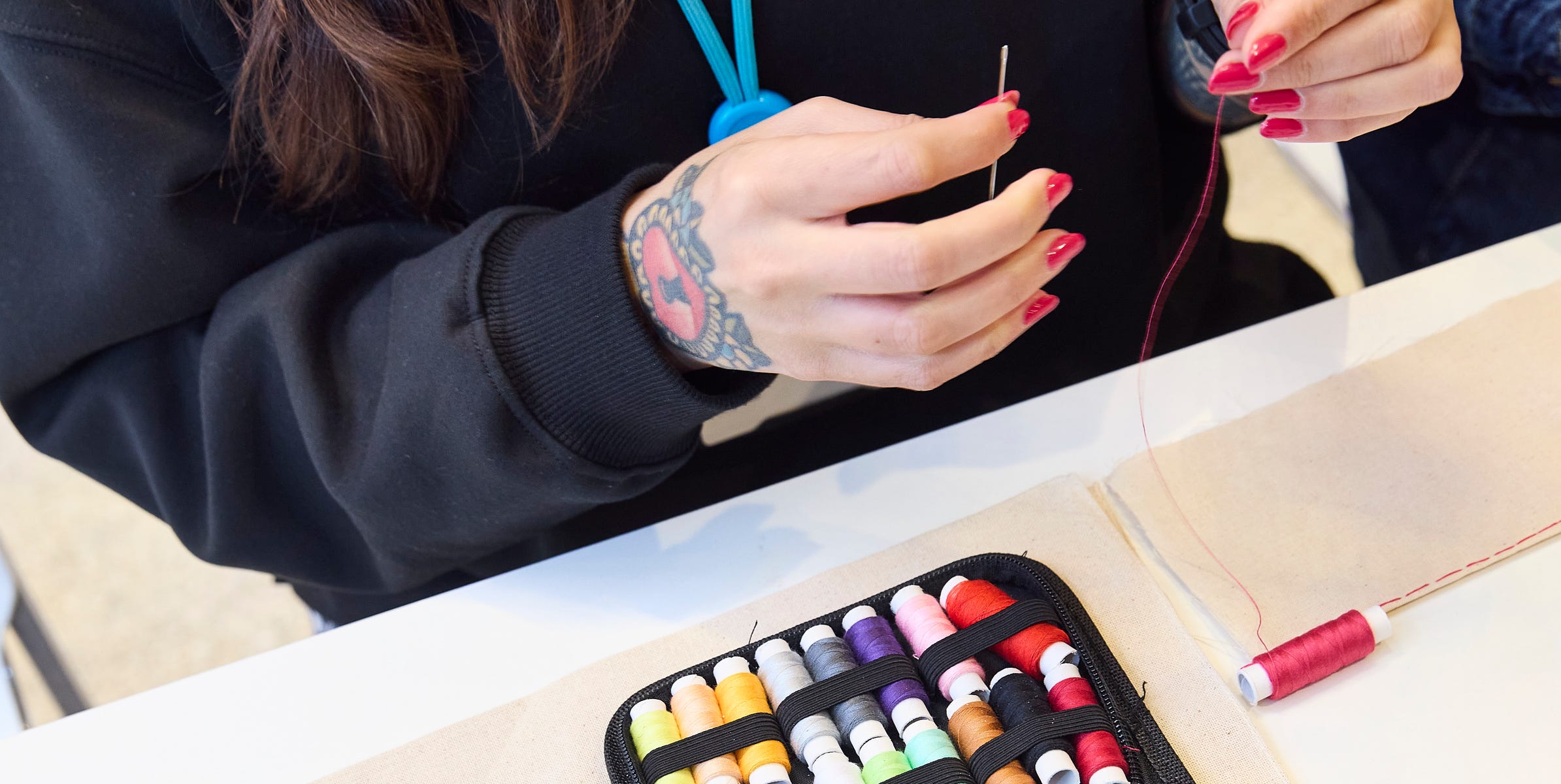 Cinco trucos de experta para arreglar tu ropa y crear un armario más ...