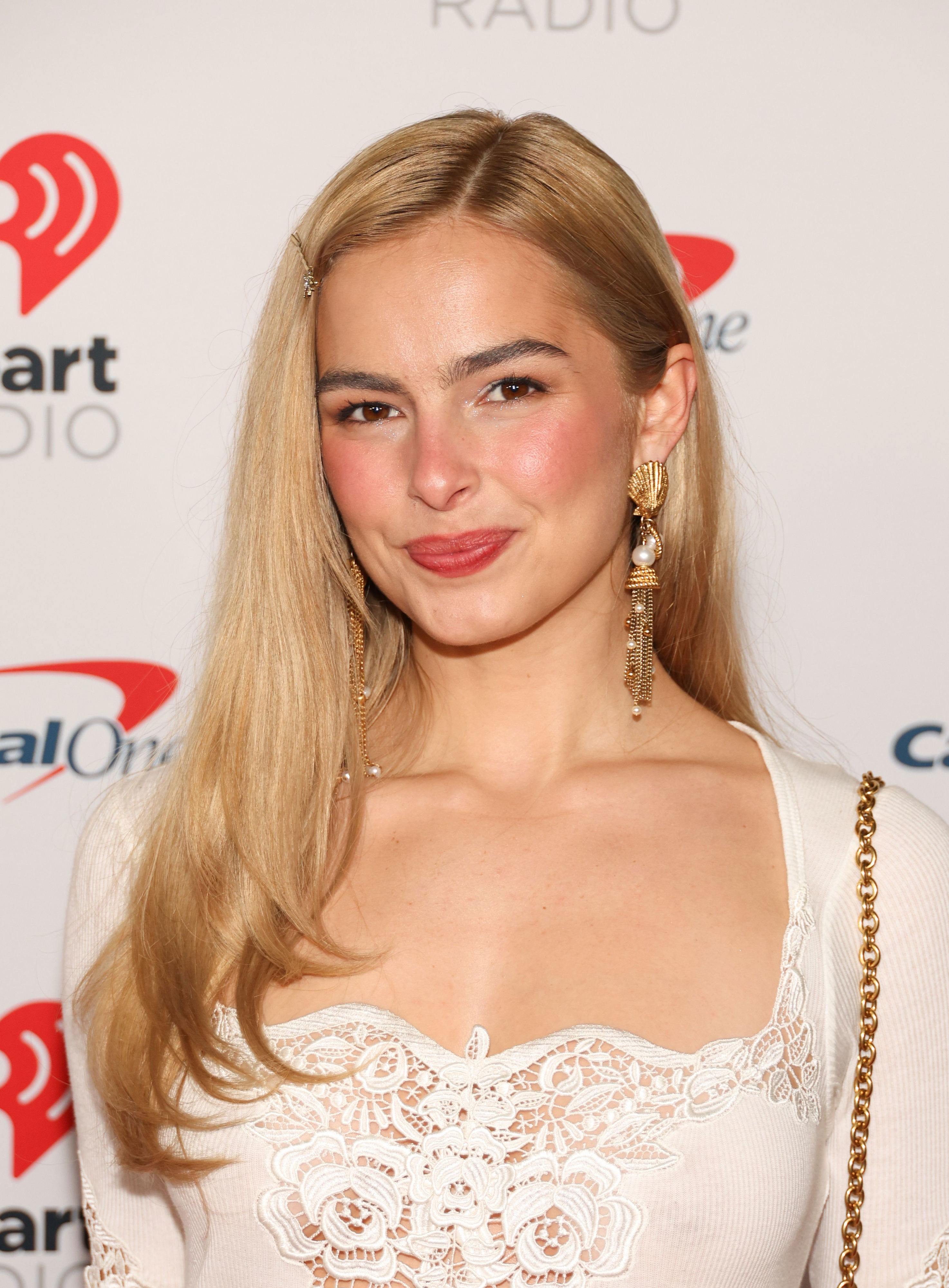 Comment porter les perles selon Addison Rae