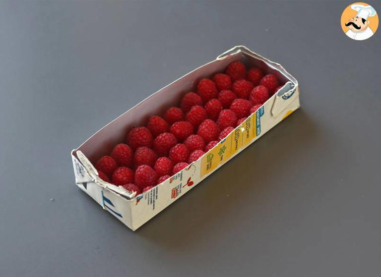 Franui-style chocolate bar with raspberries, white and dark chocolate!