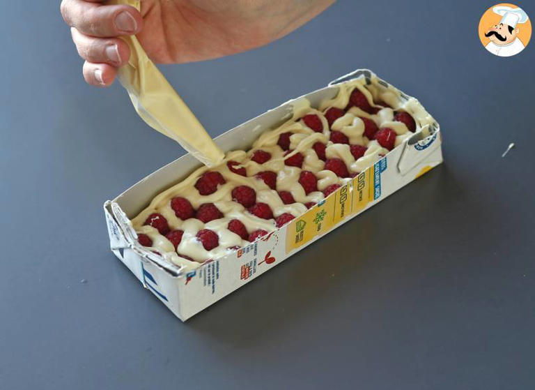 Franui-style chocolate bar with raspberries, white and dark chocolate!