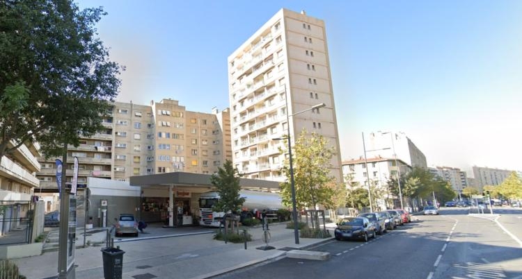 Un immeuble d’une douzaine d’étages tagué « Marseille antisioniste ...