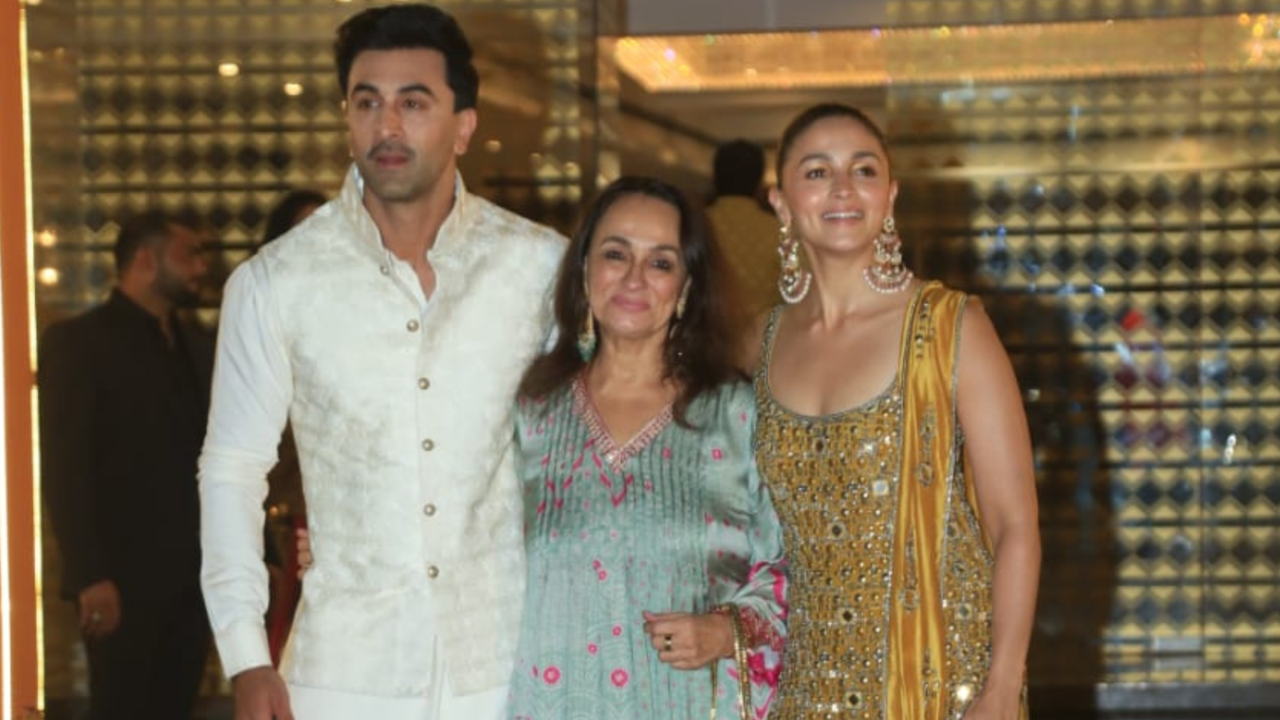 Baraatis Ranbir Kapoor, Alia Bhatt Are All Smiles As They Pose With ...