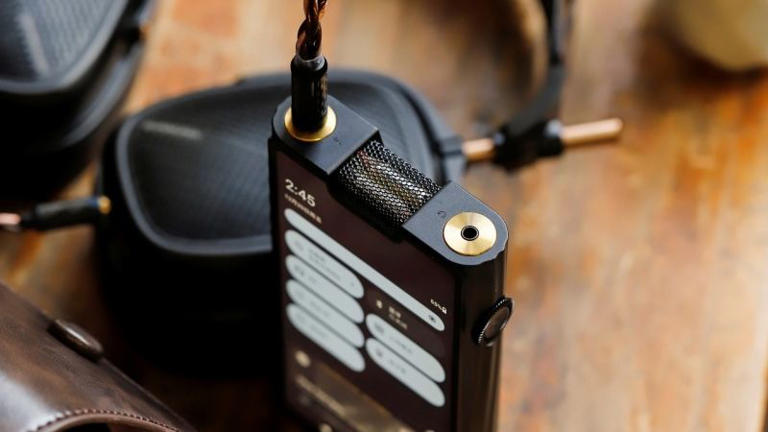 This portable Hi-Res Audio music player has a tube amp and Android, for ...