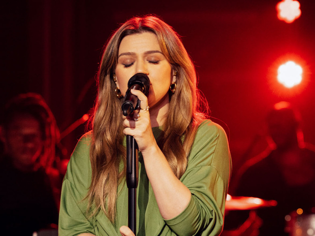 Kelly Clarkson Ruins New Song With Latest Kellyoke Performance