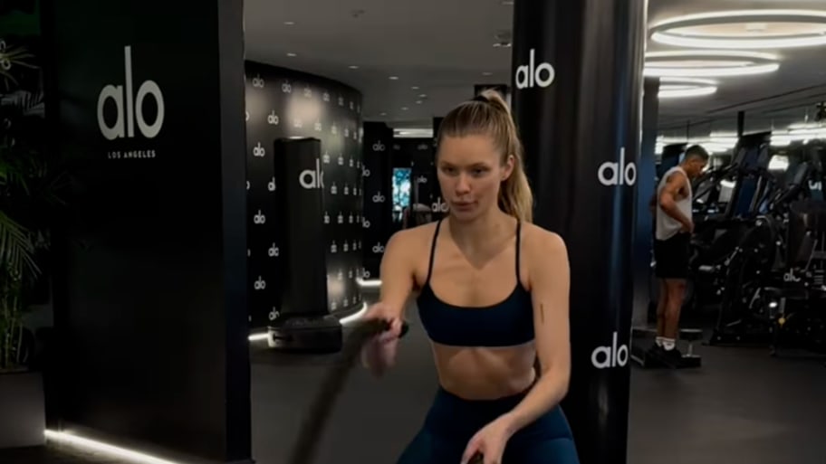 Josie Canseco's navy blue sports bra and leggings gym attire show off ...