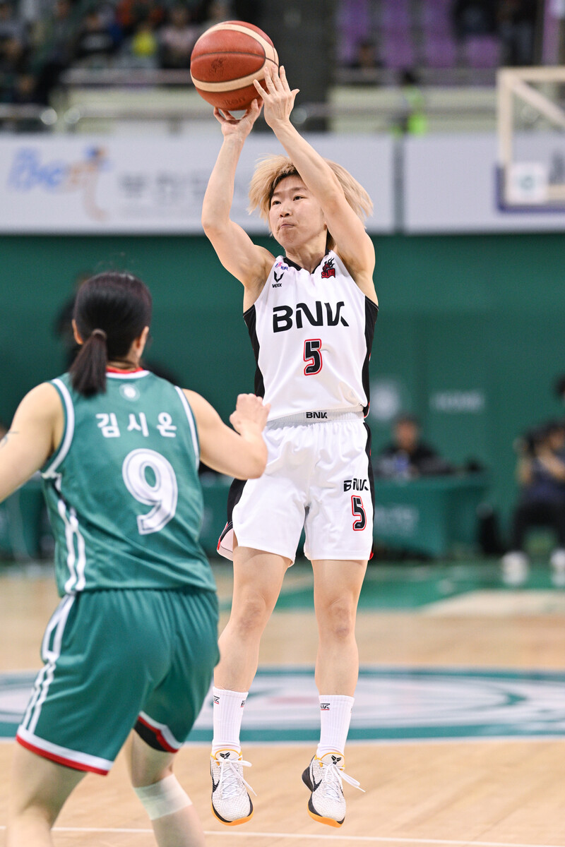 [BK 플레이어] ‘더블더블’ 안혜지, BNK를 2위로 이끈 넓은 시야