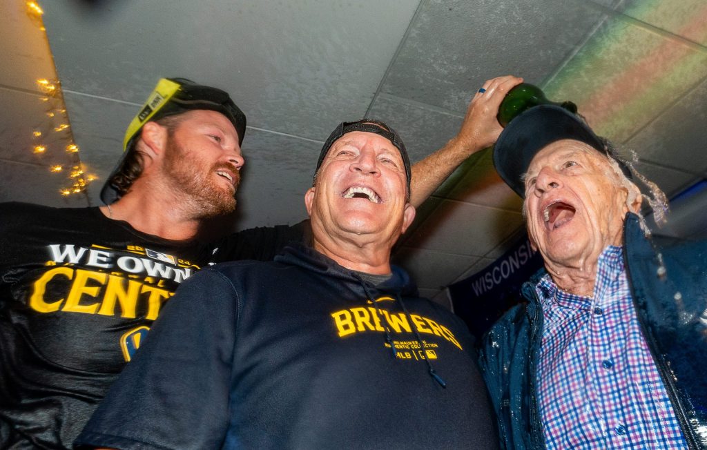 MLB manager honors late legend