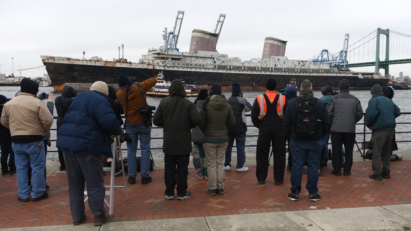 Incredible photos show the SS United States departing Philadelphia for ...