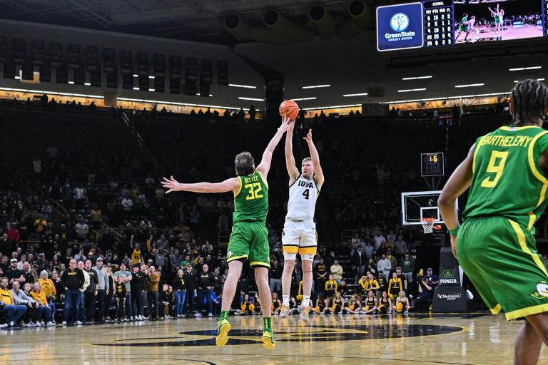 Bittle's final-second block clinches win for Oregon men's basketball vs ...
