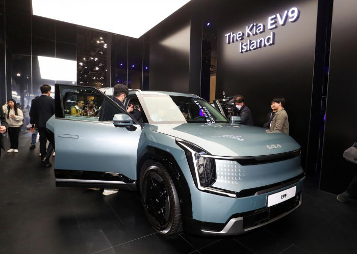 "계열사도 예외 없다"...서로를 넘어서야 하는 아이오닉 9 vs EV9