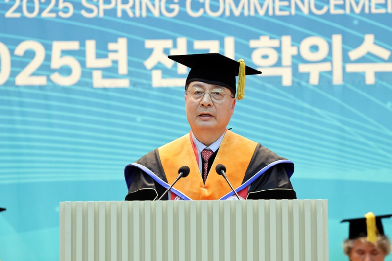 "이공계 인재 197명 배출"… UST, 2025년 전기 학위수여식