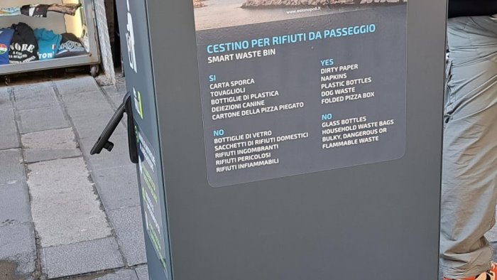 Raccolta differenziata a Napoli, a via Toledo arrivano i cestini ...