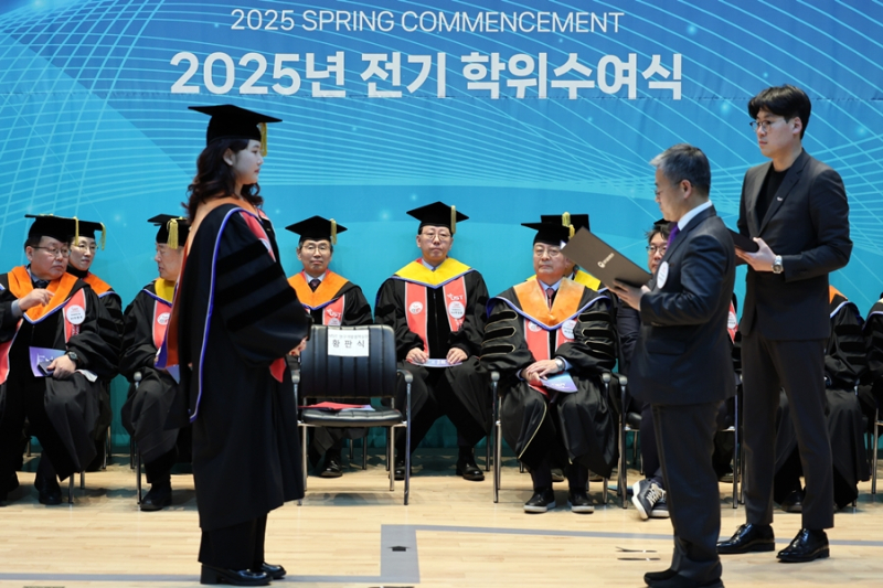 "이공계 인재 197명 배출"… UST, 2025년 전기 학위수여식