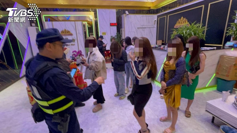 台中警掃蕩KTV！越南小姐姐穿「中空裝」躲廁所藏暗櫃全被抓