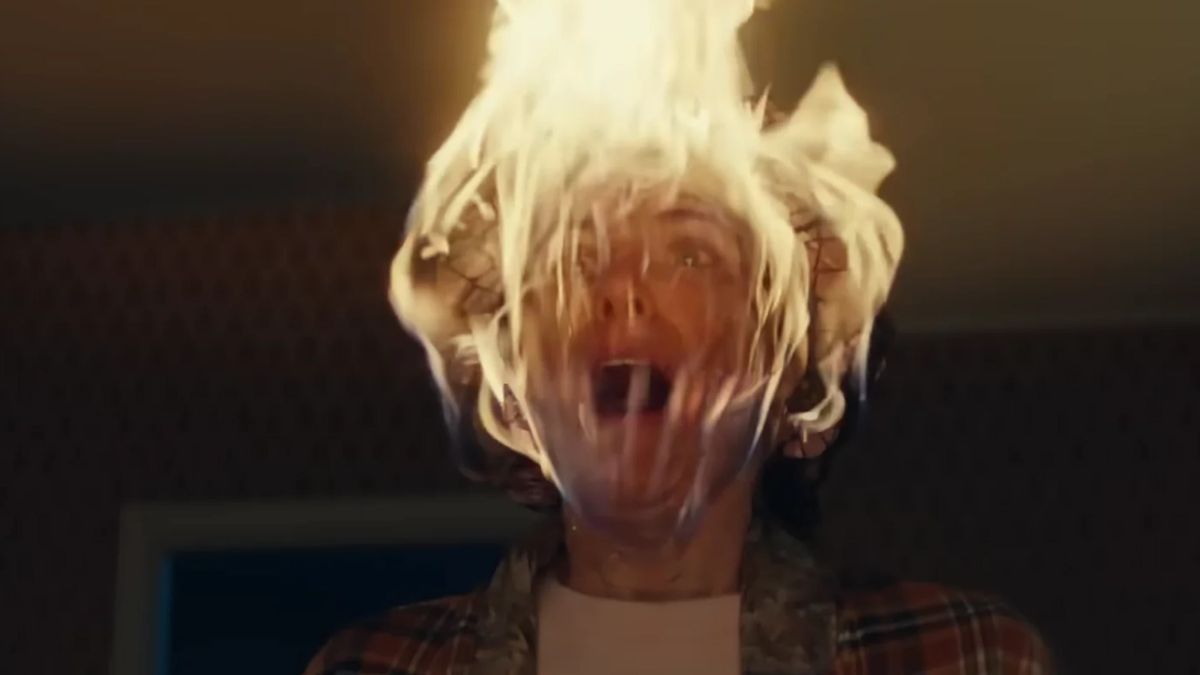 El director de The Monkey detalla cómo equilibra comedia y terror en la ...