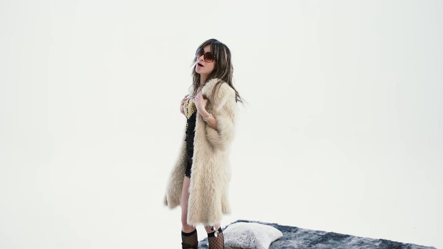 Zoe Ko announces 'not ur girlfriend' EP, releases new single "furr"