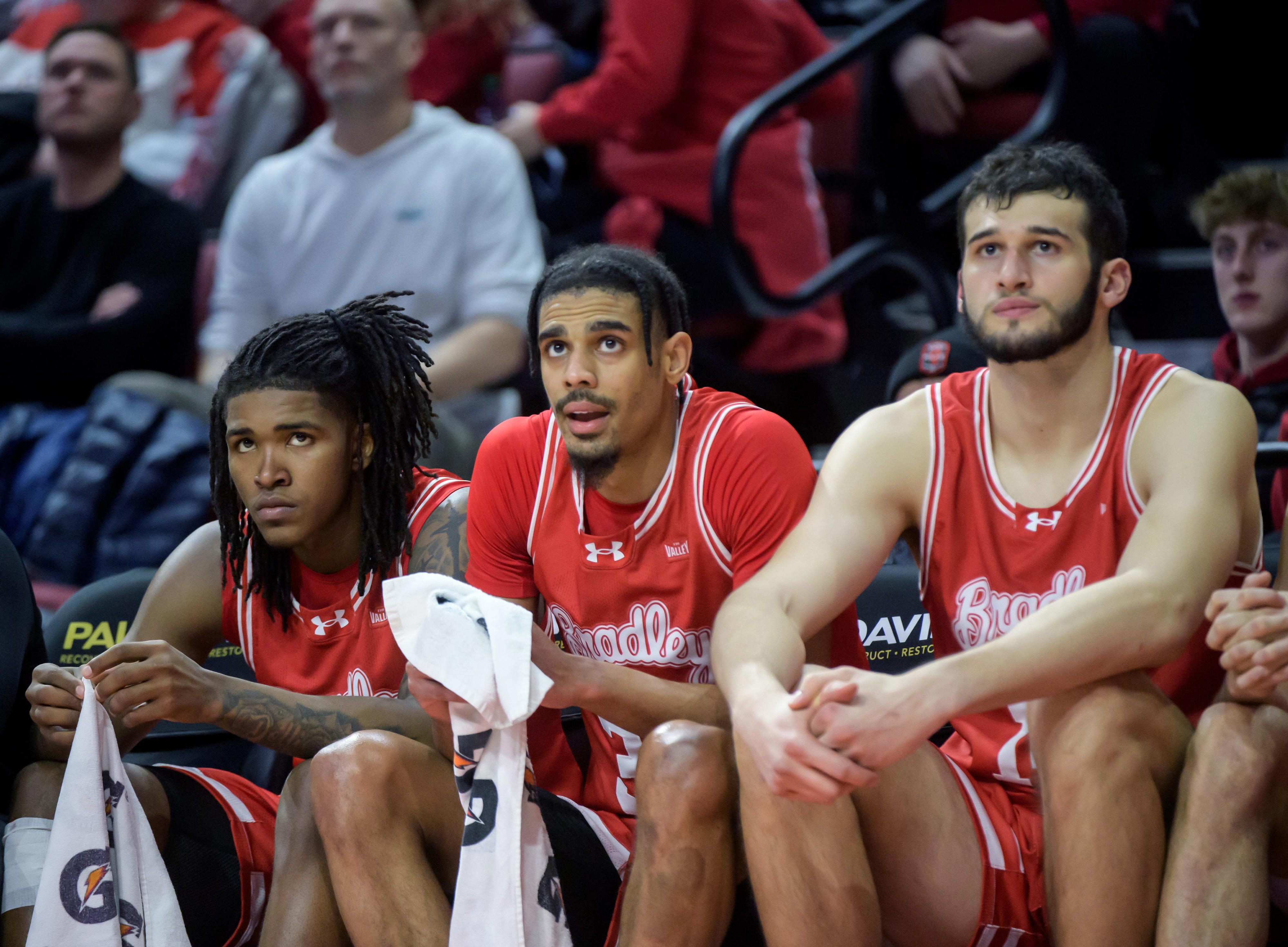 'Light-heavyweights': Bradley fights back with 3s, but can't avoid ...